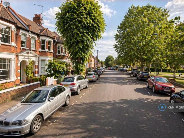St Nicholas Road, London, SE18 1 bed in a house share to rent £1,360 pcm £314 pw
