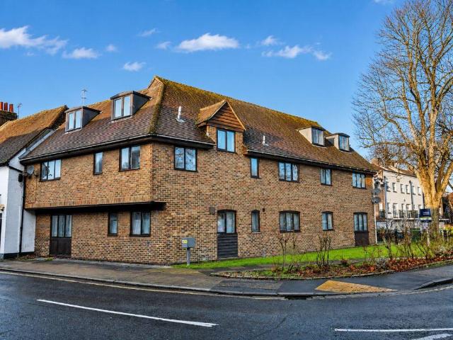 St Pancras, Chichester 2 bed apartment to rent £1,295 pcm £299 pw