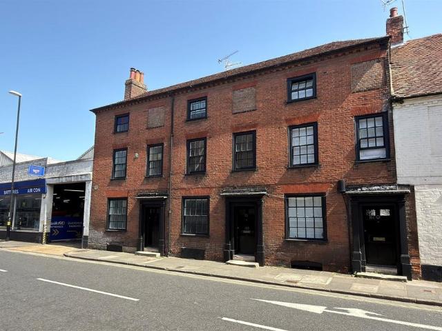St. Pancras, Chichester, PO19 4 bed terraced house to rent £1,595 pcm £368 pw