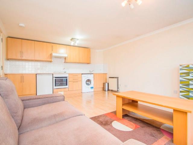 St Patricks Square, Edinburgh EH8, 2 bed flat to rent, £1,350 pcm | PrimeLocation