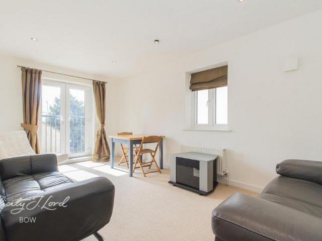 St Pauls Way, London 2 bed flat to rent £2,050 pcm £473 pw