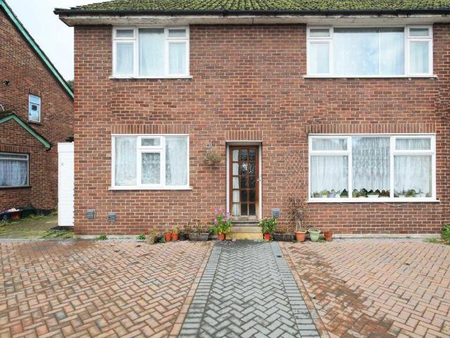 St. Pauls Close, Hounslow TW3 2 bed flat to rent £1,950 pcm £450 pw