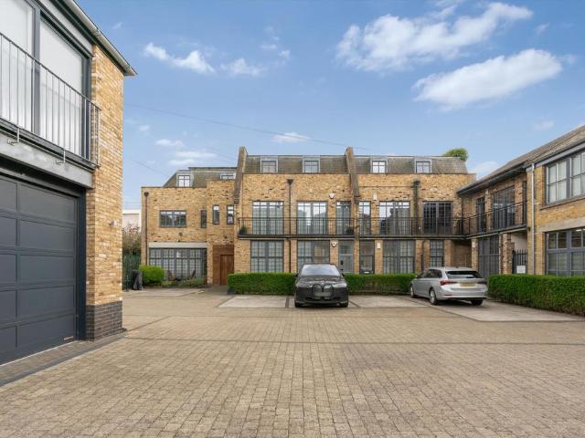 St. Pauls Crescent, London NW1 2 bed flat to rent £3,000 pcm £692 pw