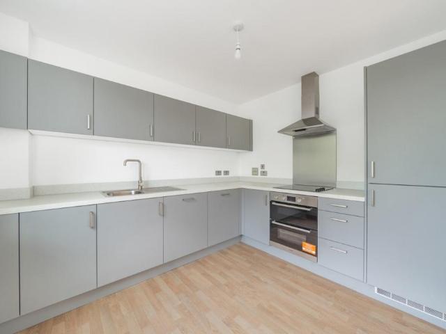 St Pauls Road, Barking, London, IG11 2 bed flat to rent £1,925 pcm £444 pw