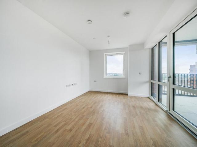 St Pauls Road, Barking, London, IG11 2 bed flat to rent £2,000 pcm £462 pw