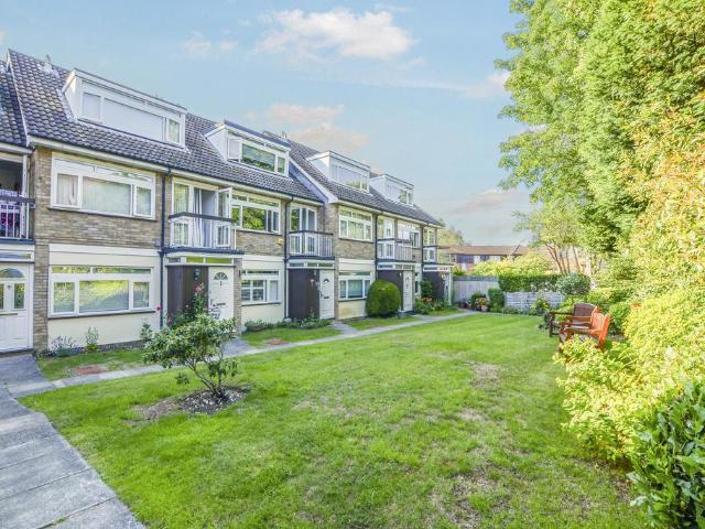 St. Peters Close, Bushey Heath. 2 bed flat to rent £1,700 pcm £392 pw