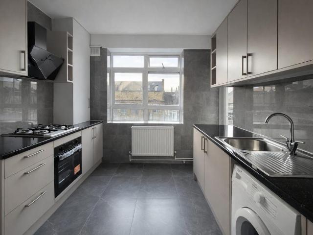 St. Peters House, Queens Row, LONDON. 4 bed flat to rent £3,000 pcm £692 pw
