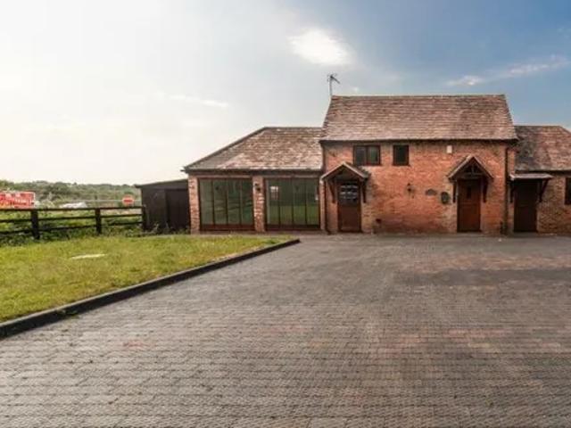St Peters Lane, Bickenhill, B92 0ED, United Kingdom | 3 bed apartment for rent #165401678 | Rentberry