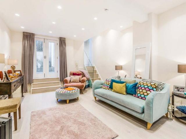 St Peters Street, Angel, London, N1 3 bed house to rent £6,998 pcm £1,615 pw