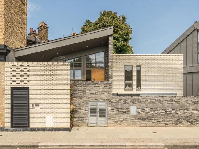 St. Philip Street, London SW8 3 bed house to rent £5,000 pcm £1,154 pw