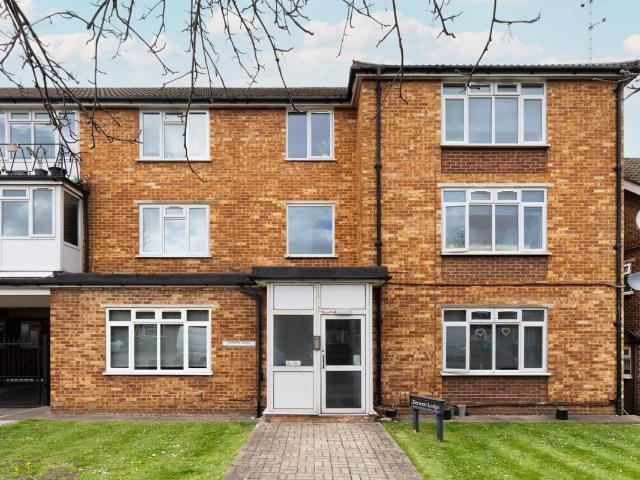 St Philips Avenue, Worcester Park KT4, 2 bed flat to rent, £1,750 pcm | PrimeLocation