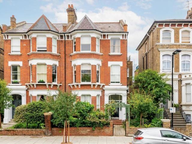St. Quintin Avenue, London W10 2 bed flat to rent £2,500 pcm £577 pw
