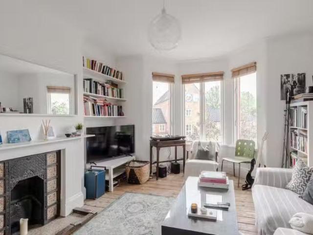 St. Quintin Avenue, Notting Hill 2 bed flat for sale £700,000