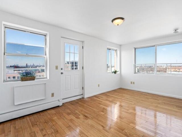 St Rd Apt B, Flushing, Condo For Sale