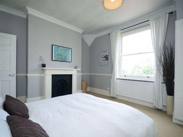 St Saviours Court, Tower Hamlets, London E14, 2 bed flat to rent, £2,300 pcm | PrimeLocation