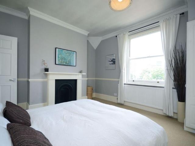 St Saviours Court, Tower Hamlets. 2 bed flat to rent £2,300 pcm £531 pw