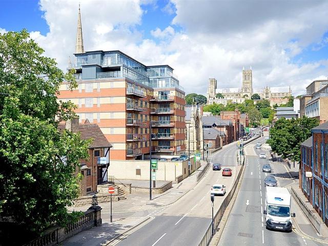 St. Swithins Square, Lincoln LN2, 2 bed flat to rent, £1,250 pcm | PrimeLocation