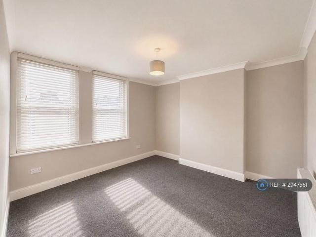 St. Swithuns Road, Bournemouth, BH1 2 bed flat to rent £1,095 pcm £253 pw