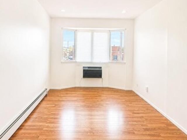 St St Unit B, Flushing, Condo For Sale