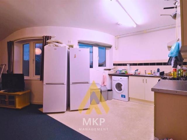 St Stephens Court, Selly Oak. 4 bed flat to rent £1,698 pcm £392 pw