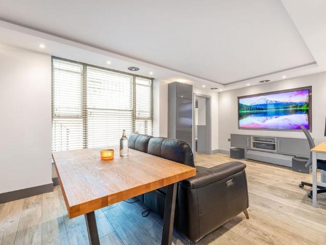 St Stephens Gardens, Notting Hill. 2 bed flat to rent £2,817 pcm £650 pw