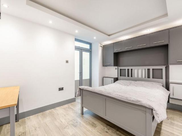 St Stephens Gardens, Notting Hill. 2 bed flat to rent £2,817 pcm £650 pw