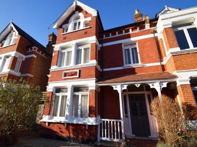 St Stephens Gardens, St Margarets 2 bed apartment to rent £2,300 pcm £531 pw