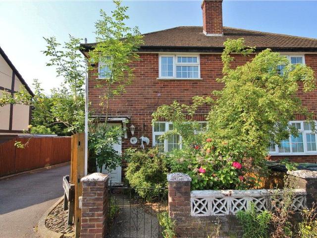 Stoughton Road, Guildford, Surrey, GU1 3 bed semi detached house to rent £2,100 pcm £485 pw