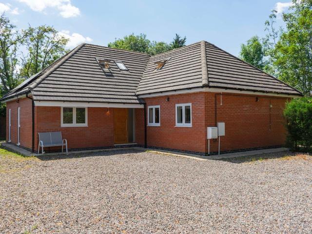 Stoughton Road, Oadby, Leicester LE2, 3 bed detached house to rent, £2,750 pcm | PrimeLocation