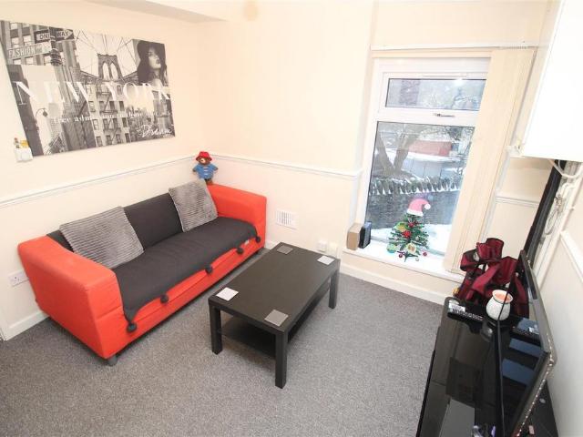 Stow Hill, Pontypridd CF37 3 bed flat to rent £1,230 pcm £284 pw