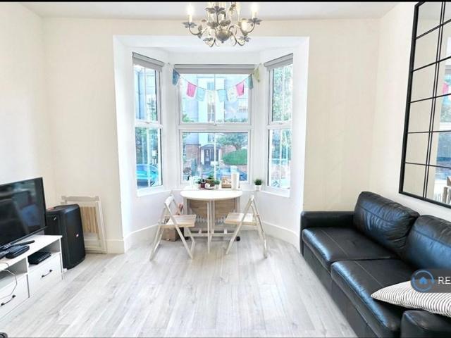 Stowe Road, London, W12 2 bed flat to rent £2,600 pcm £600 pw