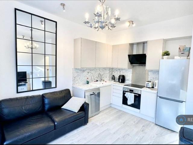 Stowe Road, London, W12 2 bed flat to rent £2,600 pcm £600 pw