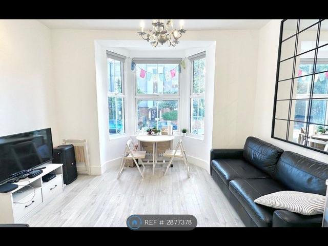 Stowe Road, London W12, 2 bed flat to rent, £2,600 pcm | PrimeLocation