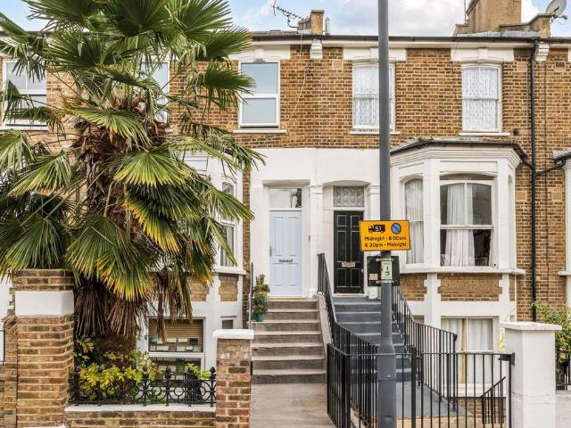 Stowe Road, Shepherd's Bush, London, W12 1 bed flat to rent £2,376 pcm £548 pw