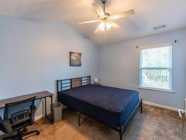 Stockbridge House with Dining area. Beautiful & spacious, smart TVs, in quiet neighborhood
