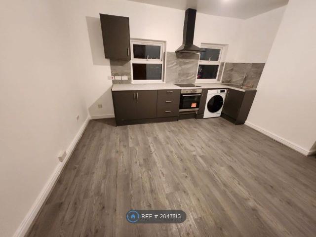 Stockingstone Road, Luton LU2, 4 bed flat to rent, £1,500 pcm | PrimeLocation