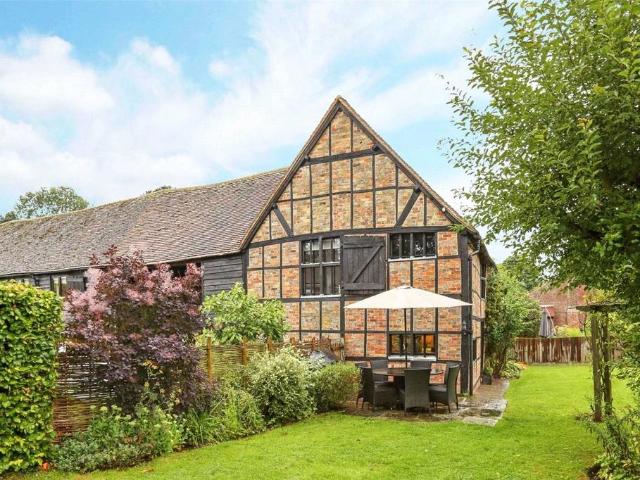 Stocks Road, Tring HP23 4 bed barn conversion to rent £3,500 pcm £808 pw