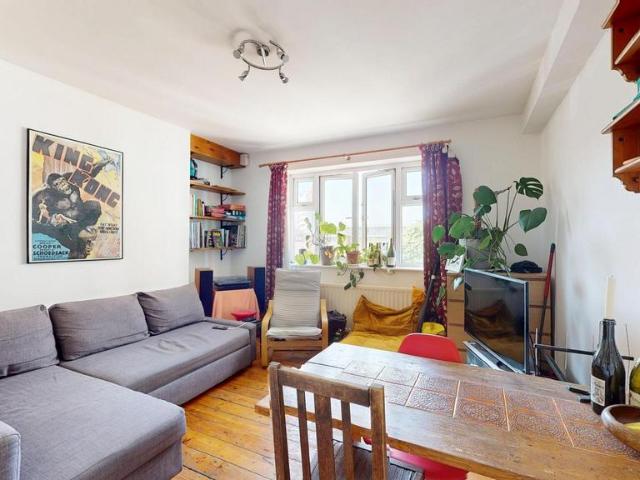 Stockwell Gardens Estate, London SW9 3 bed flat to rent £3,200 pcm £738 pw