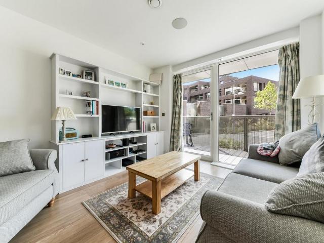 Stockwell Park Walk, Brixton, London. 2 bed flat to rent £2,750 pcm £635 pw
