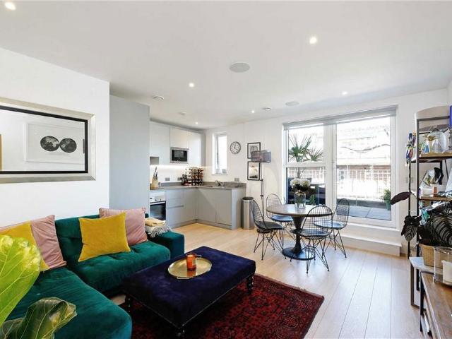 Stockwell Park Walk, London SW9 2 bed flat to rent £2,800 pcm £646 pw