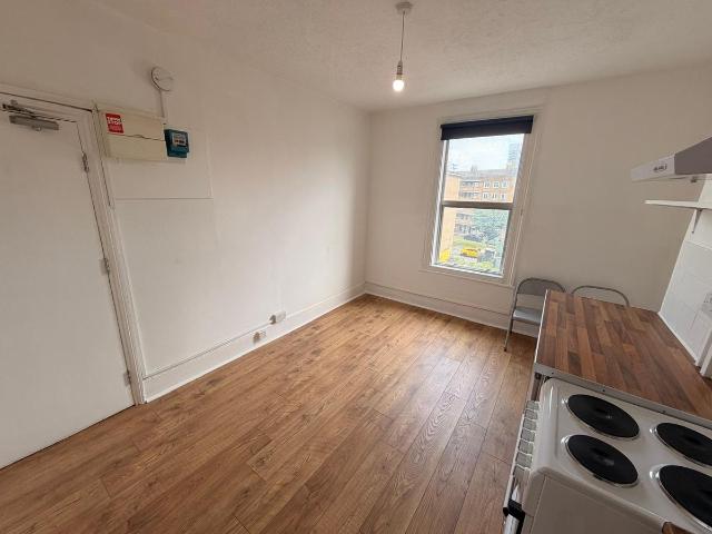 Stockwell Road, London SW9, Room to rent, £850 pcm | PrimeLocation
