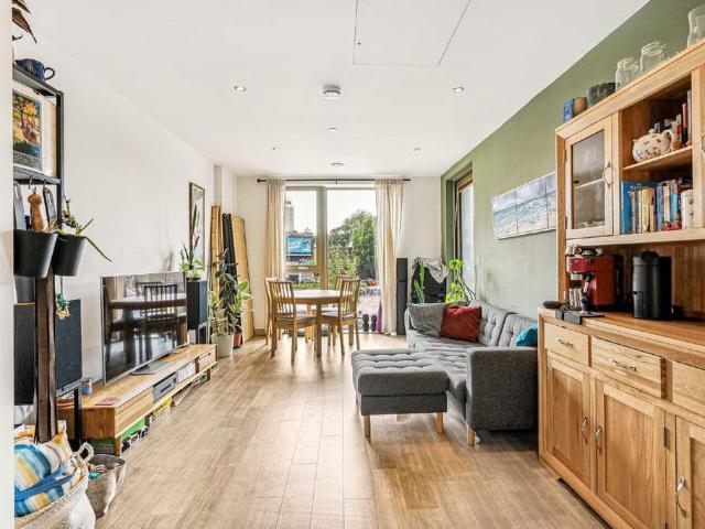 Stockwell Road, London SW9 1 bed flat to rent £2,300 pcm £531 pw