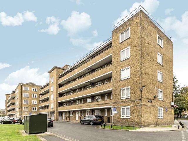 Stockwell Road, London SW9 3 bed flat to rent £2,900 pcm £669 pw