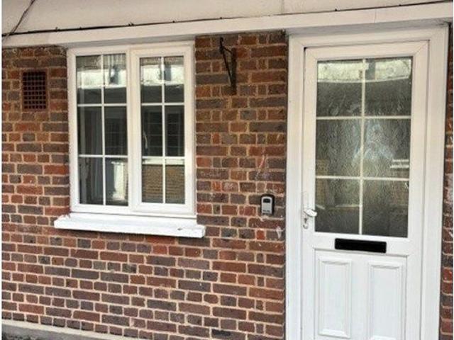 Stoke Abbott Court, Worthing BN11, 2 bed flat to rent, £1,250 pcm | PrimeLocation