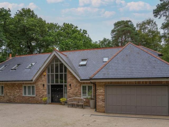 Stoke Common Road, Fulmer, Slough, SL3 6 bed detached house to rent £5,250 pcm £1,212 pw