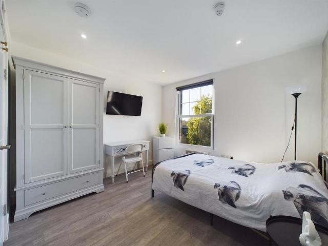 Stoke Newington Common, London N16 1 bed bedsit to rent £1,450 pcm £335 pw