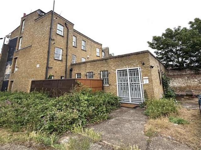 Stoke Newington Church Street 3 bed apartment to rent £3,000 pcm £692 pw
