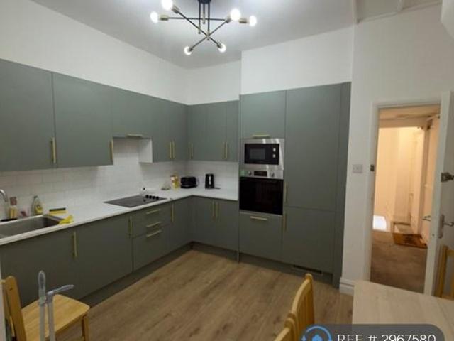 Stoke Newington High St, London, N16 4 bed flat to rent £3,300 pcm £762 pw