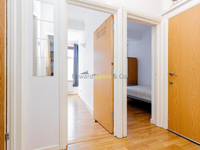 Stoke Newington High Street, London N16 1 bed flat to rent £1,647 pcm £380 pw