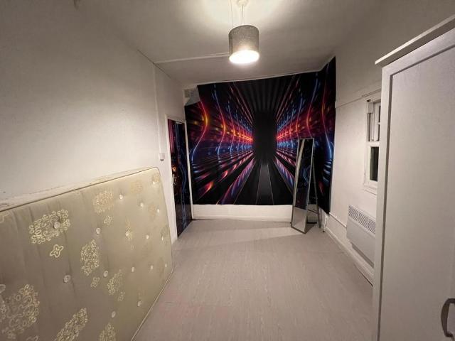 Stoke Newington High Street, London N16 2 bed flat to rent £2,000 pcm £462 pw